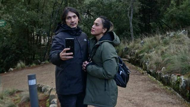 6 Potret Abimana Aryasatya dan Inong Ayu, Pasangan yang Selalu Harmonis ...