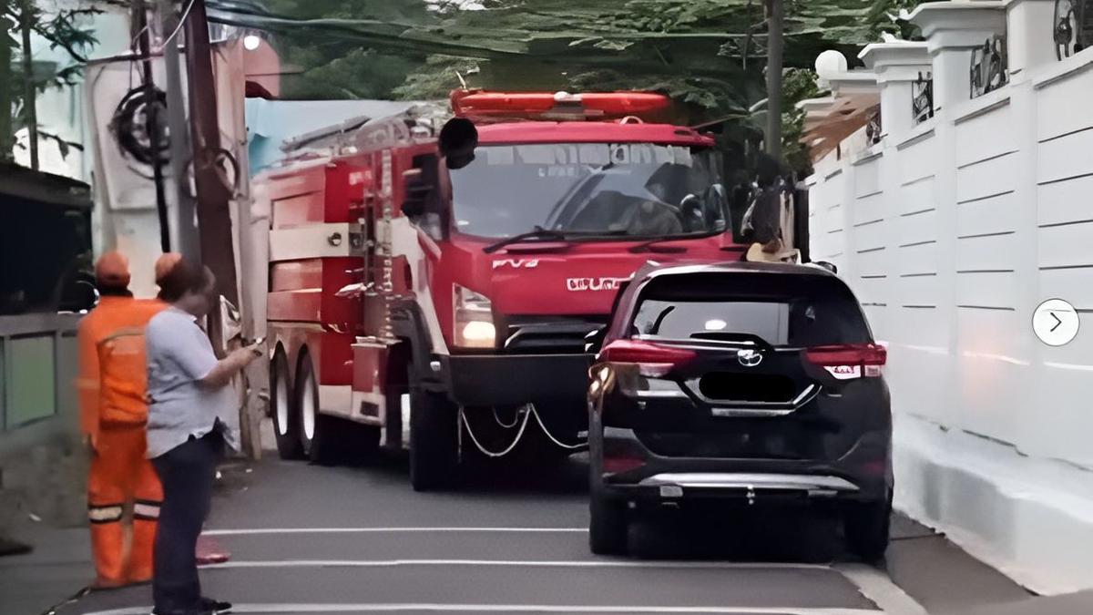Mobil Parkir Sembarangan Bikin Repot, Truk Pemadam Kebakaran Tak Bisa Lewat