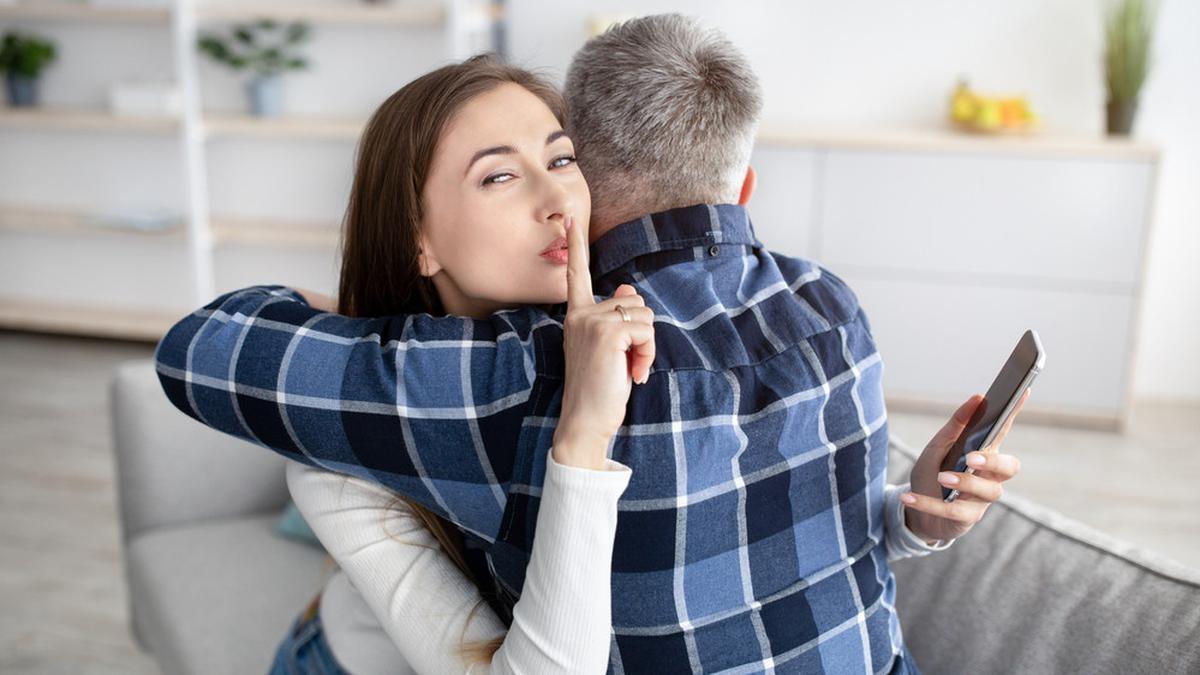 4 Ciri Pacar yang Selingkuh Menurut Psikolog yang Perlu Kamu Tahu - Relationship Fimela.com