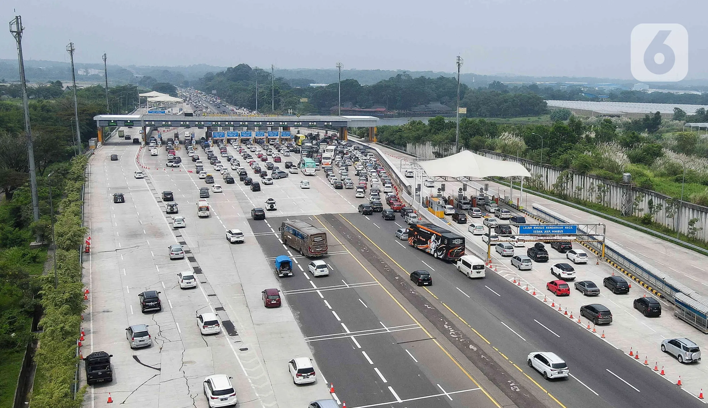 H-2 Lebaran Idul Fitri, Arus Lalin di Gerbang Tol Cikampek Utama Ramai Lancar - Foto Liputan6.com