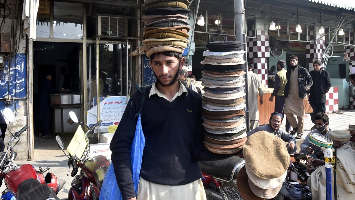 FOTO: Topi Wol Tradisional Pakistan yang Populer di Musim Dingin - Foto ...