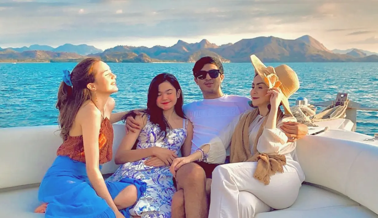 FOTO: Momen Liburan Beby Tsabina di Labuan Bajo, Nikmati Sunset dan Lihat Komodo - Foto Liputan6.com