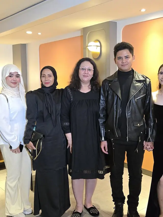 6 Potret Ibunda Richelle Skornicki dan Aliando Saling Bertemu, Sebut ...