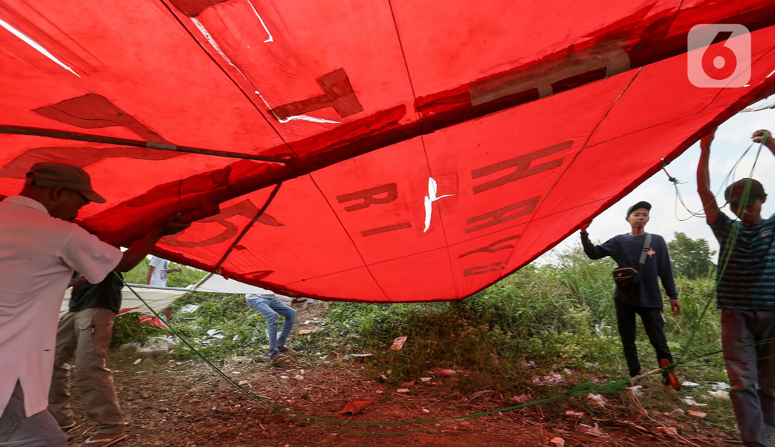 FOTO: Layang-Layang Merah Putih Raksasa Hiasi Langit Bambu Apus - Foto ...