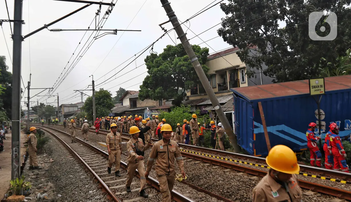 Imbas Truk Tabrak Tiang LAA, Perjalanan Kereta Pondok Ranji-Kebayoran Terhambat - Foto Liputan6.com