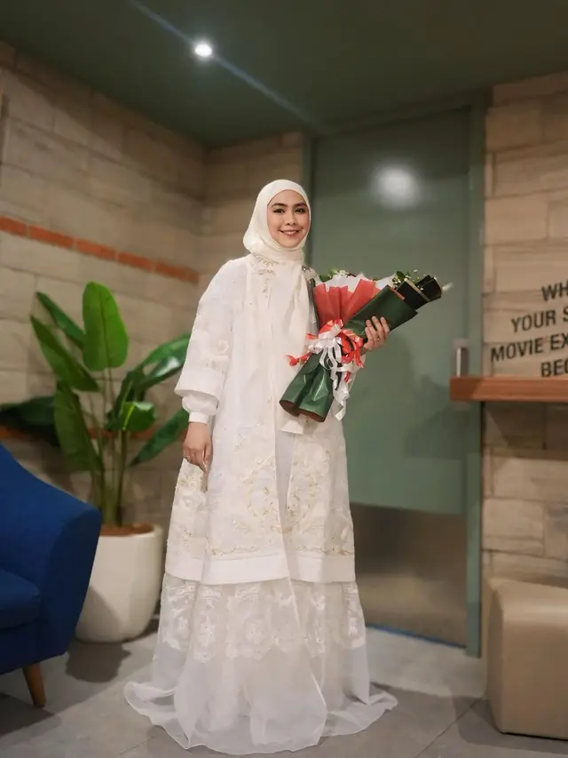 8 Inspirasi Gamis dengan Outer ala Oki Setiana Dewi, dari Gaya Formal hingga Streetwear ...