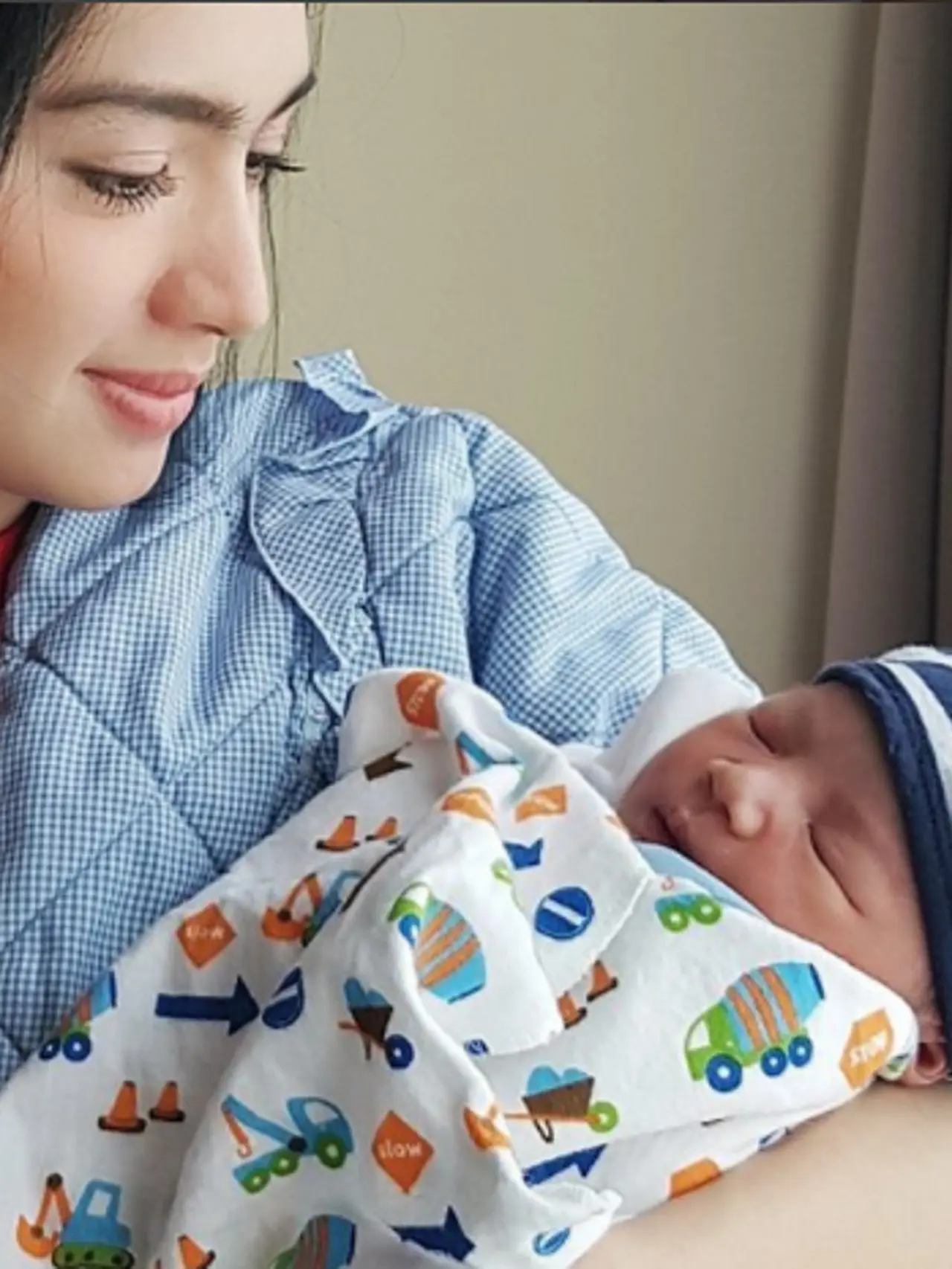 Kezia Karamoy Melahirkan, Angel Karamoy Bahagia Punya Ponakan - Entertainment Fimela.com