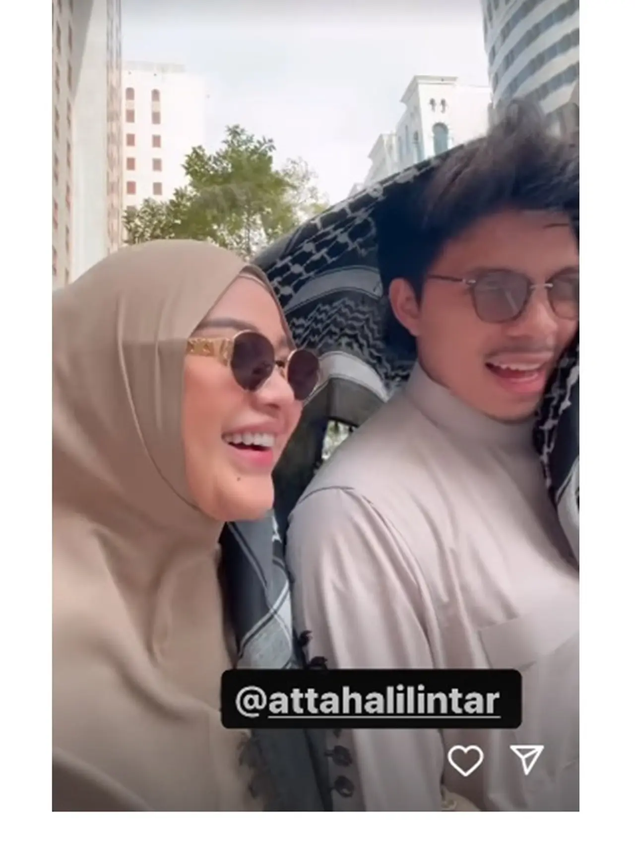 7 Potret Atta Halilintar dan Aurel Hermansyah Jalani Haji Pertama, Penuh Syukur - Hot Liputan6.com