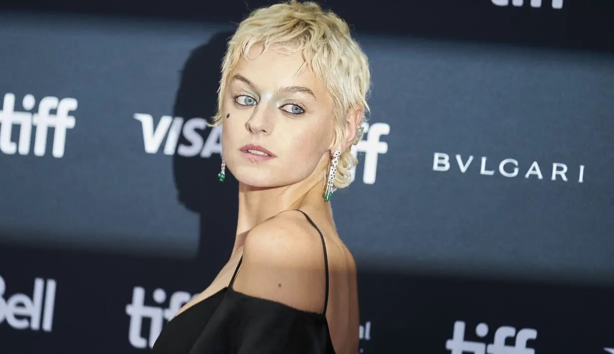 Gaya Seksi Emma Corrin Pakai Bodysuit di Toronto International Film ...