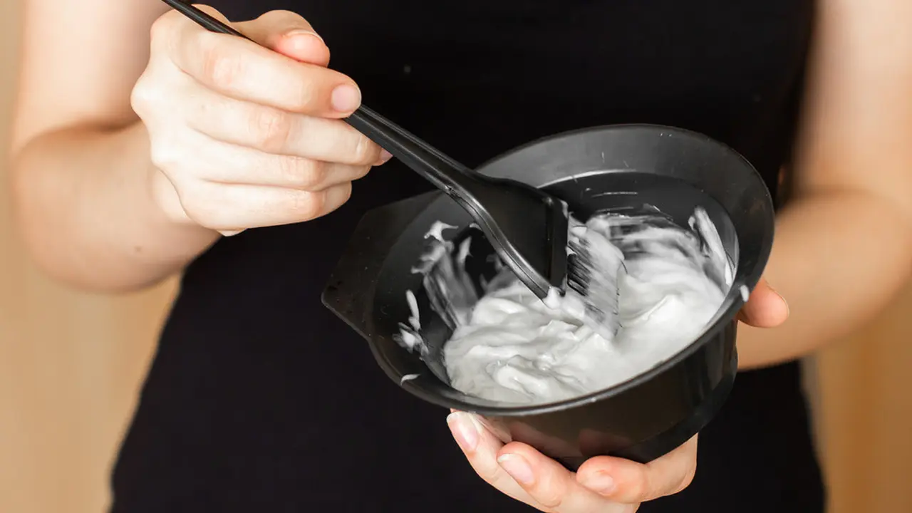 Mengecat Rambut Beruban Bisa Dilakukan Sendiri di Rumah, Begini Caranya ...