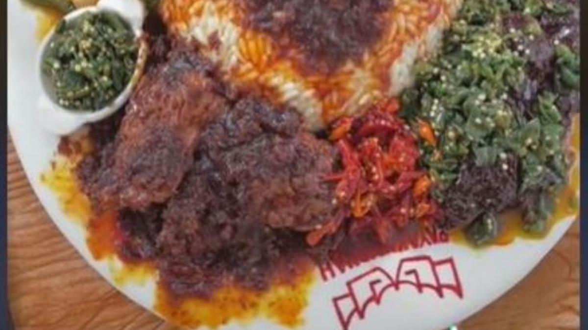 Wanita Bikin Kue Nasi Padang untuk Restoran Arief Muhammad, Tampilannya ...