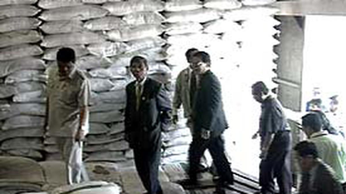 Gudang Gula Selundupan Disidak Anggota DPR - News Liputan6.com