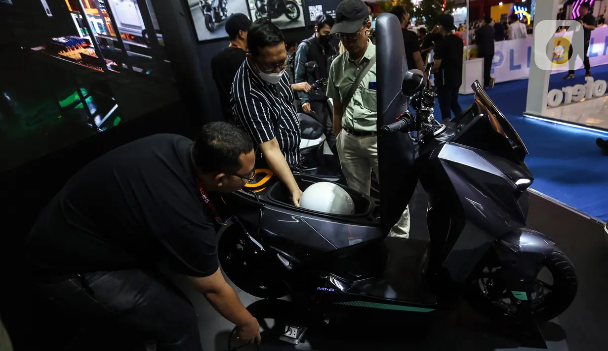 Ragam Sepeda Motor Listrik Tarik Minat Pengunjung IIMS 2023 - Foto ...