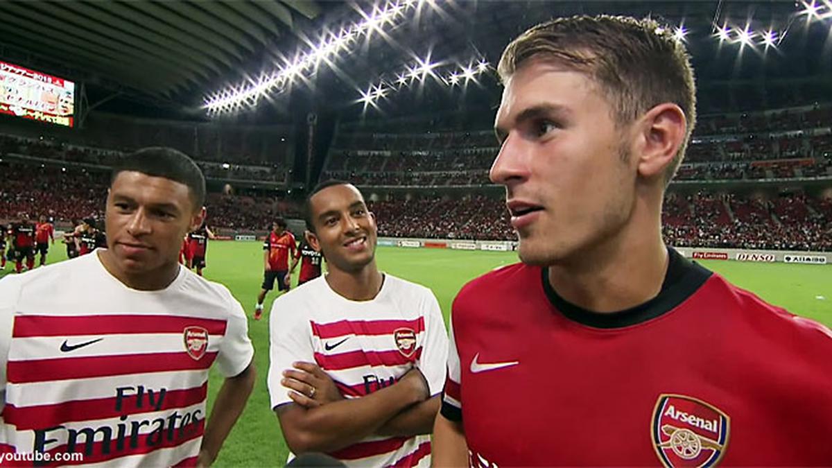 [VIDEO] Duo Arsenal Bajak Wawancara Ramsey di Lapangan - Bola Liputan6.com