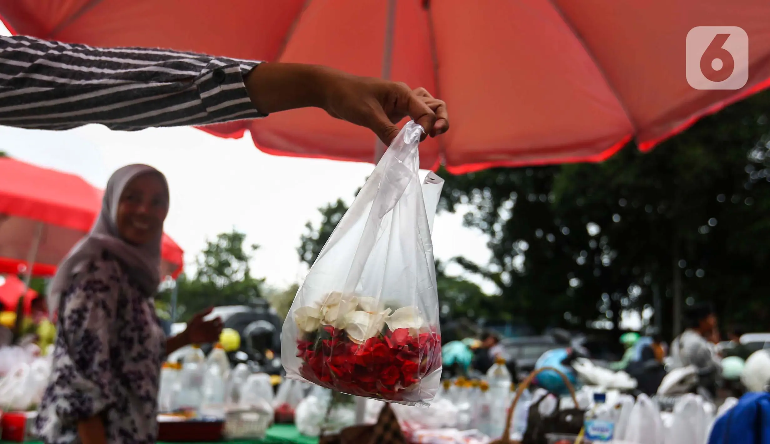 Jelang Ramadan, Penjualan Bunga Tabur Alami Peningkatan - Foto Liputan6.com