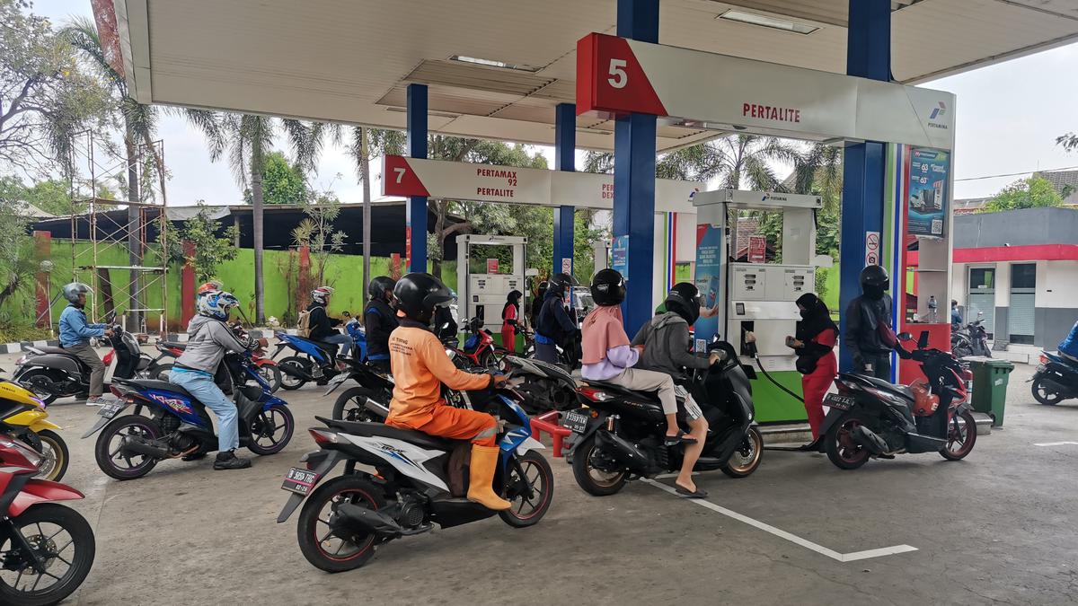 Harga BBM Resmi Naik, Antrean di SPBU Mengular hingga Bikin Macet - Bisnis Liputan6.com