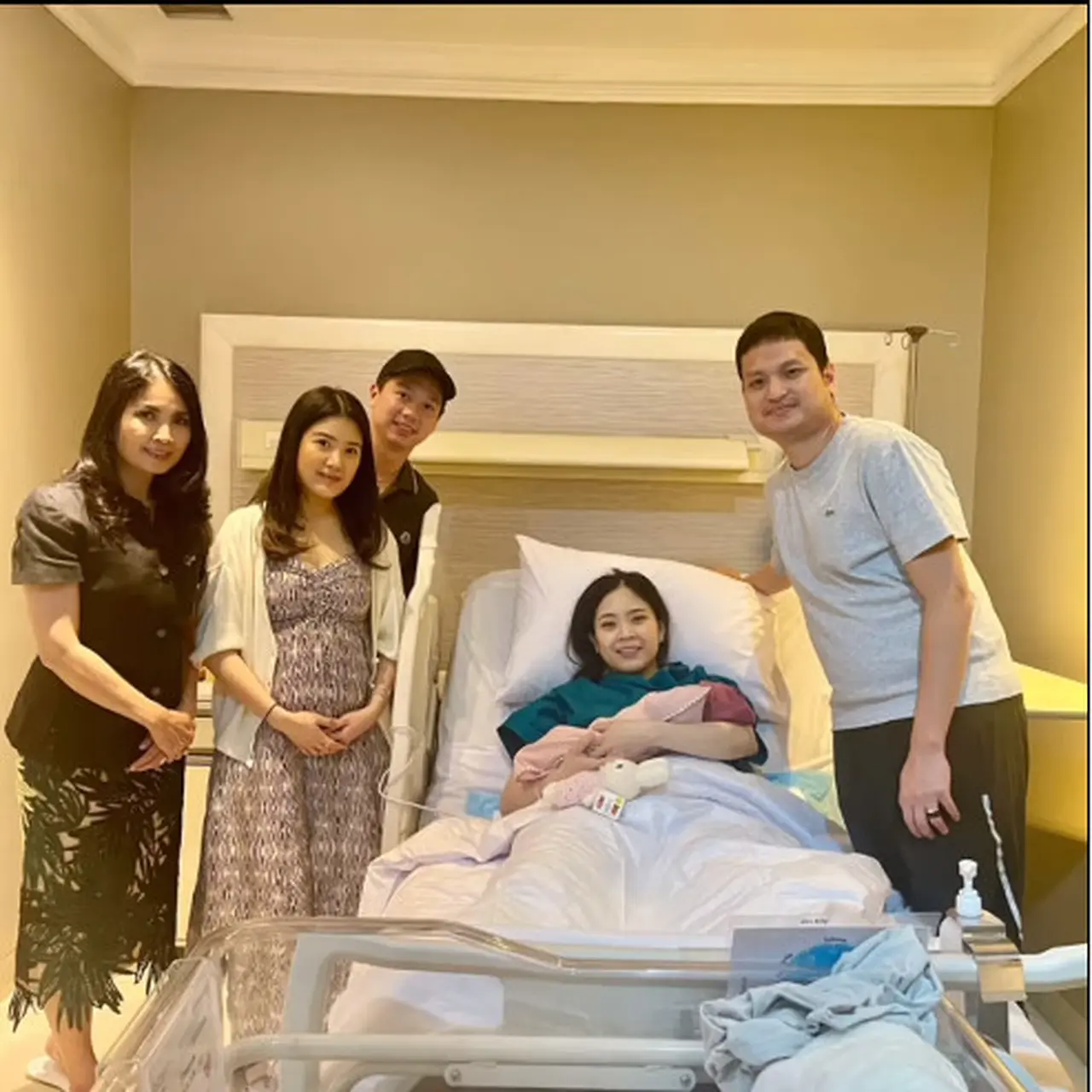 6 Potret Jessica Tanoe Dijenguk Keluarga Usai Lahiran, Valencia Tanoe ...