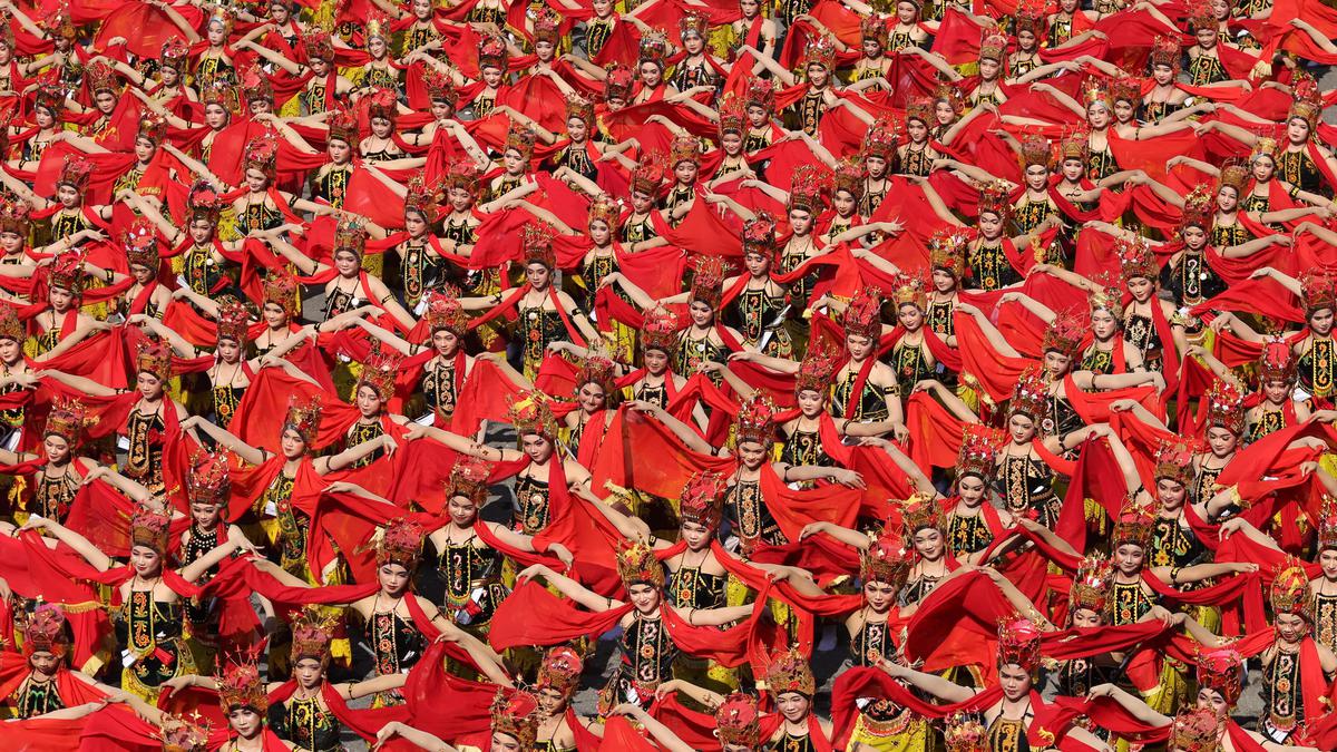 Gandrung Sewu 'Payung Agung' Pukau Ribuan Penonton - Regional Liputan6.com