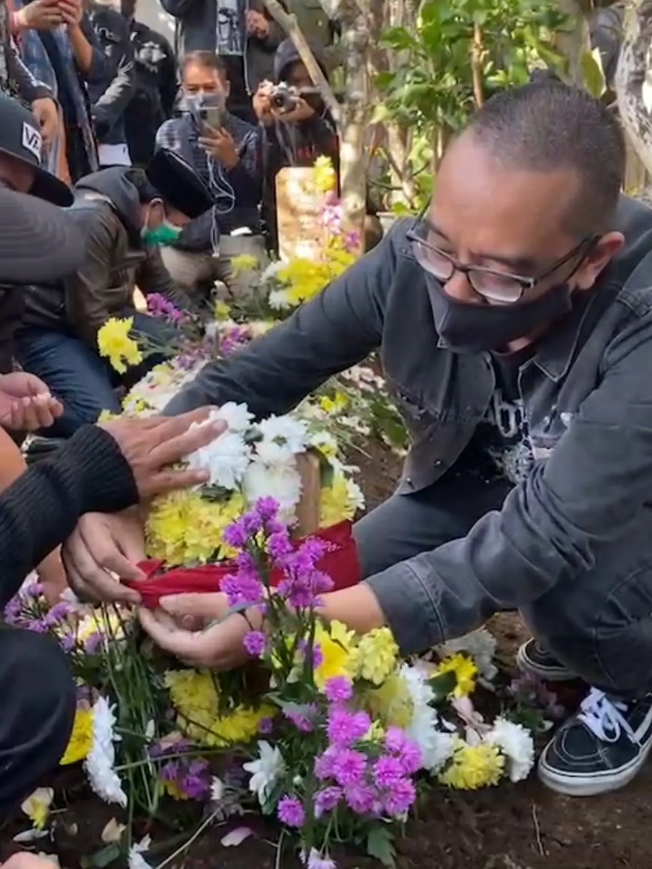 Eben Burgerkill Dimakamkan dengan Dihadiri Rekan-Rekan Anak Band Metal ...