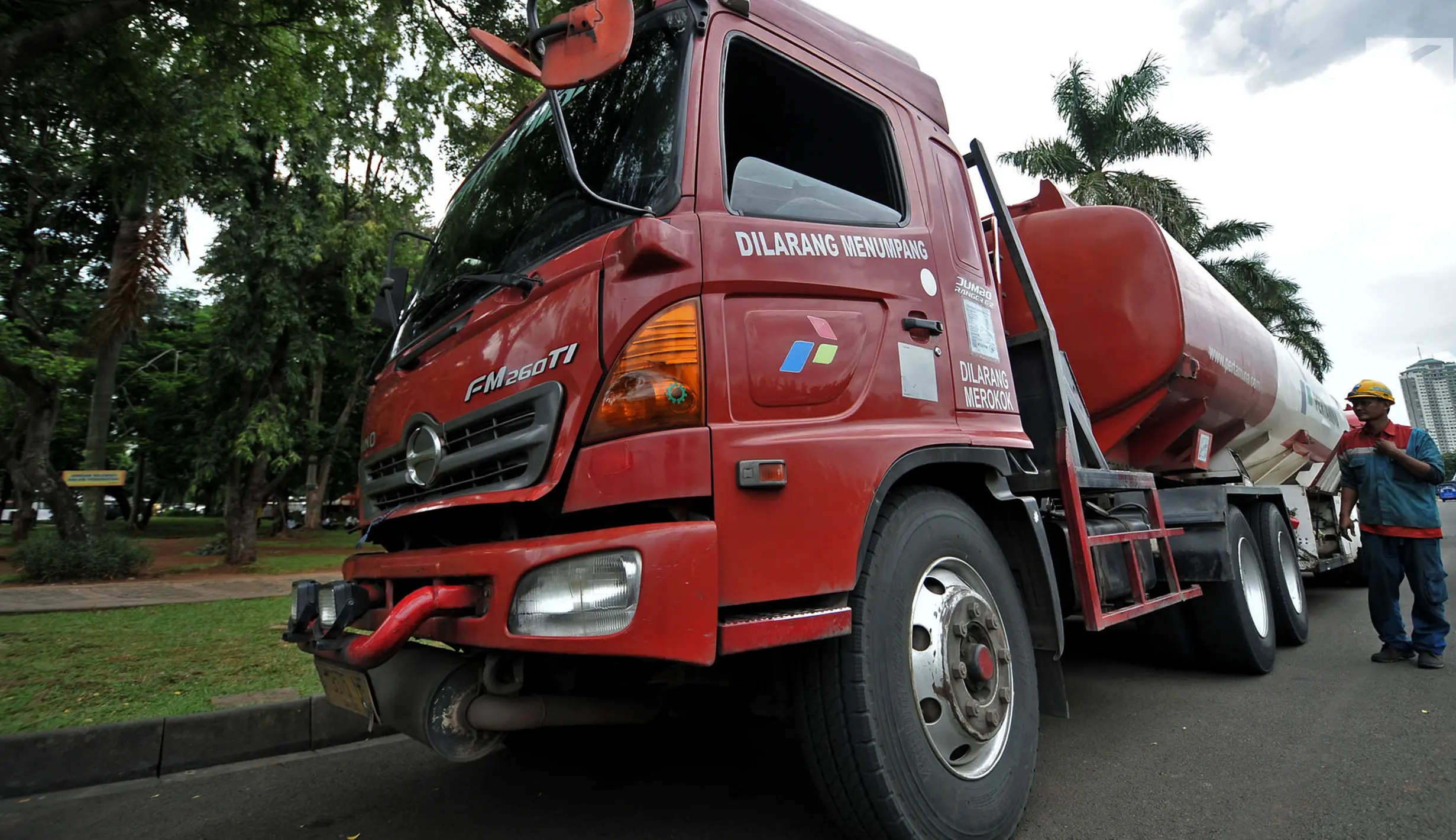 FOTO: Kondisi Dua Truk Tangki Pertamina Pasca Dibajak Pendemo - Foto Liputan6.com
