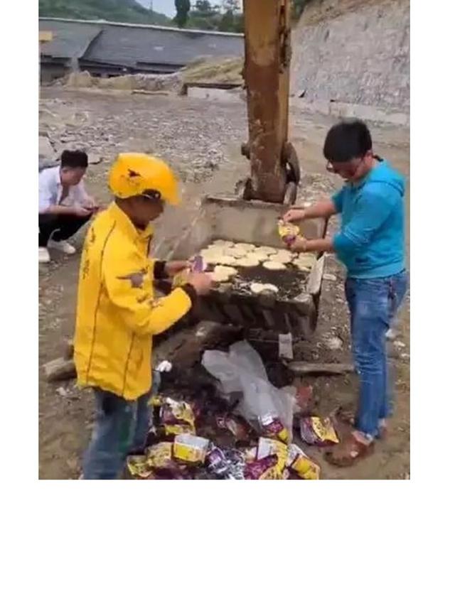 8 Potret Kuli Bangunan Santai di Tempat Proyek Ini Bikin Geleng Kepala