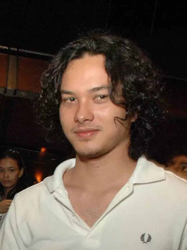 7 Potret Lawas Nicholas Saputra saat Rambutnya Gondrong Ini Tetap Idaman