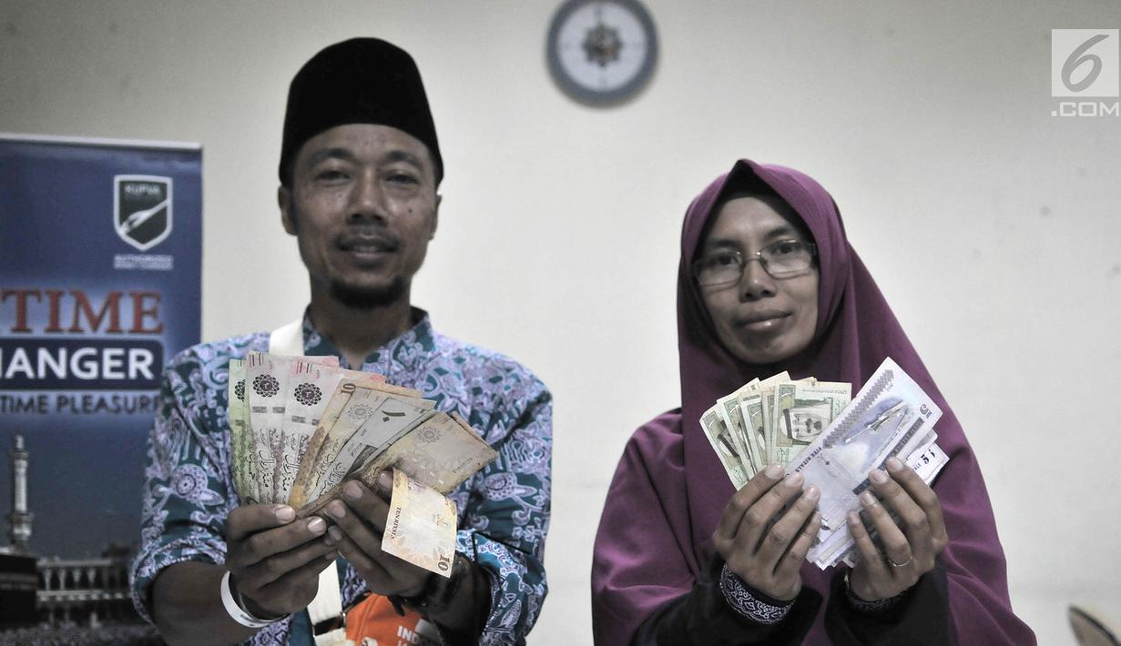 FOTO: Sebelum ke Tanah Suci, Jemaah Calon Haji Tukarkan Rupiah ke Riyal ...