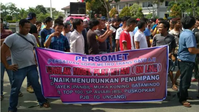Ratusan Sopir Angkot Gelar Demo Depan Kantor Wali Kota Batam - Regional ...