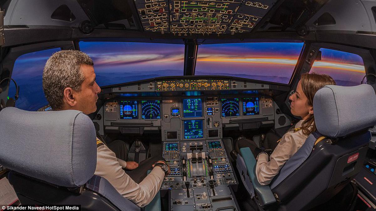 Melihat Cantiknya Senja dari Dalam Kokpit Pesawat Terbang - Lifestyle ...