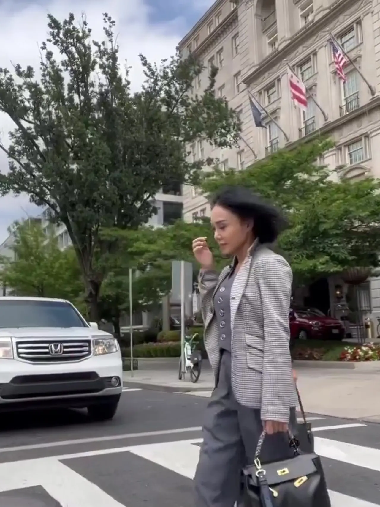 Cantik dan Awet Muda, Ini 6 Potret Yuni Shara Saat Pose di Depan White ...