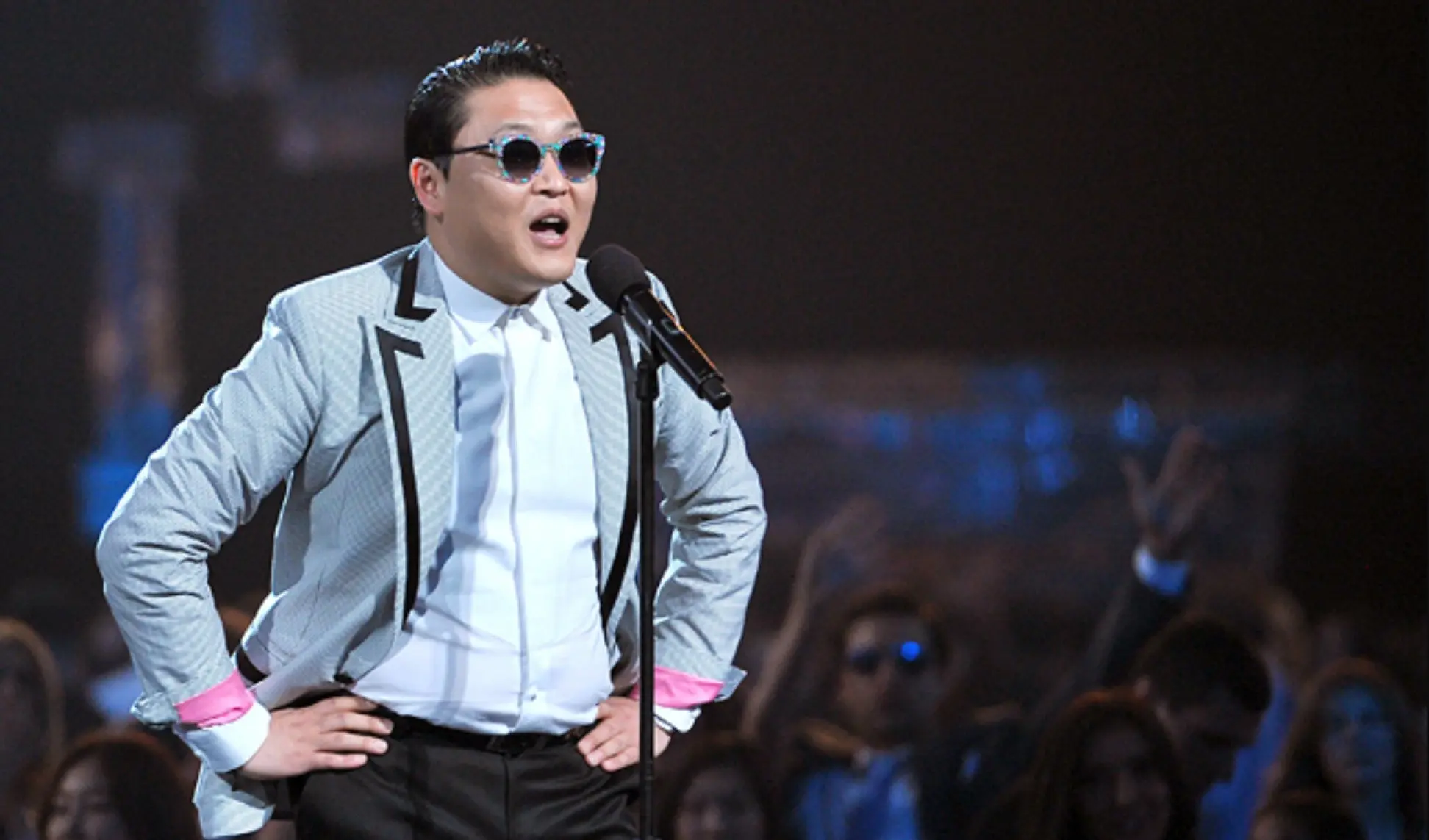 Dibuatkan Patung Diri Seharga Rp 4,7 Milar, Ini Tanggapan PSY - ShowBiz ...