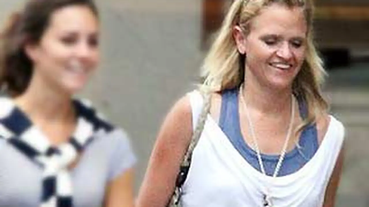 Diduga Lakukan Pesta Seks, Emma Sayle Diperiksa - ShowBiz Liputan6.com