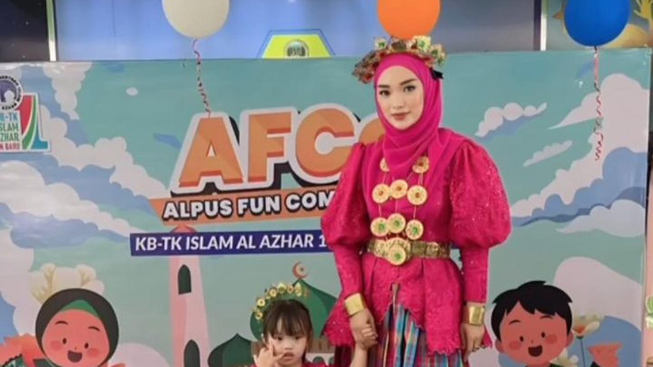 Potret Zaskia Gotik Temani Anak Fashion Show di Sekolah, Pakai Baju ...