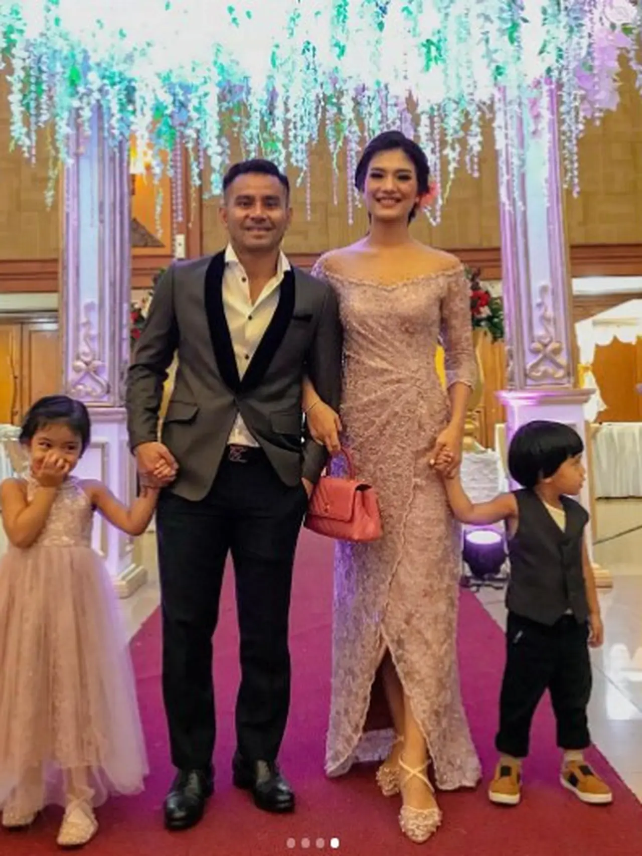 6 Pesona Duma Riris saat Pakai Kebaya, Tampil Menawan - Hot Liputan6.com