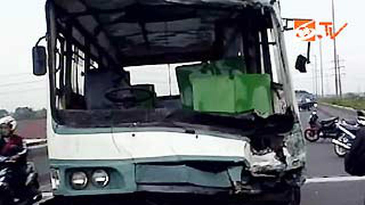 Akibat Mabuk, Bus Tabrak Kopaja dan Motor - News Liputan6.com