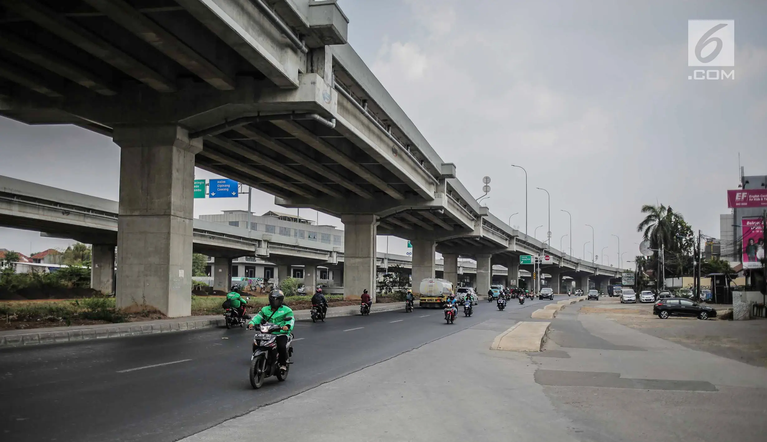 FOTO: Penampakan Trotoar di Tengah Jalan Kalimalang - Foto Liputan6.com