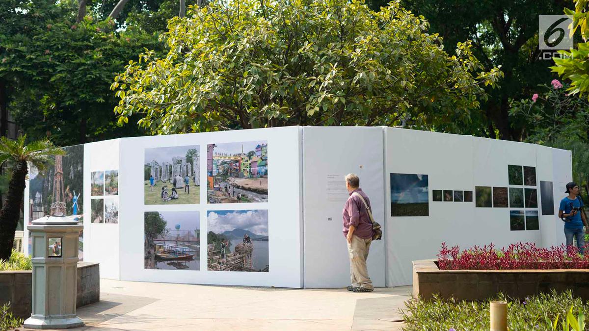 FOTO: Pameran Foto Bertaraf Internasional Hiasi Taman Menteng - Foto ...