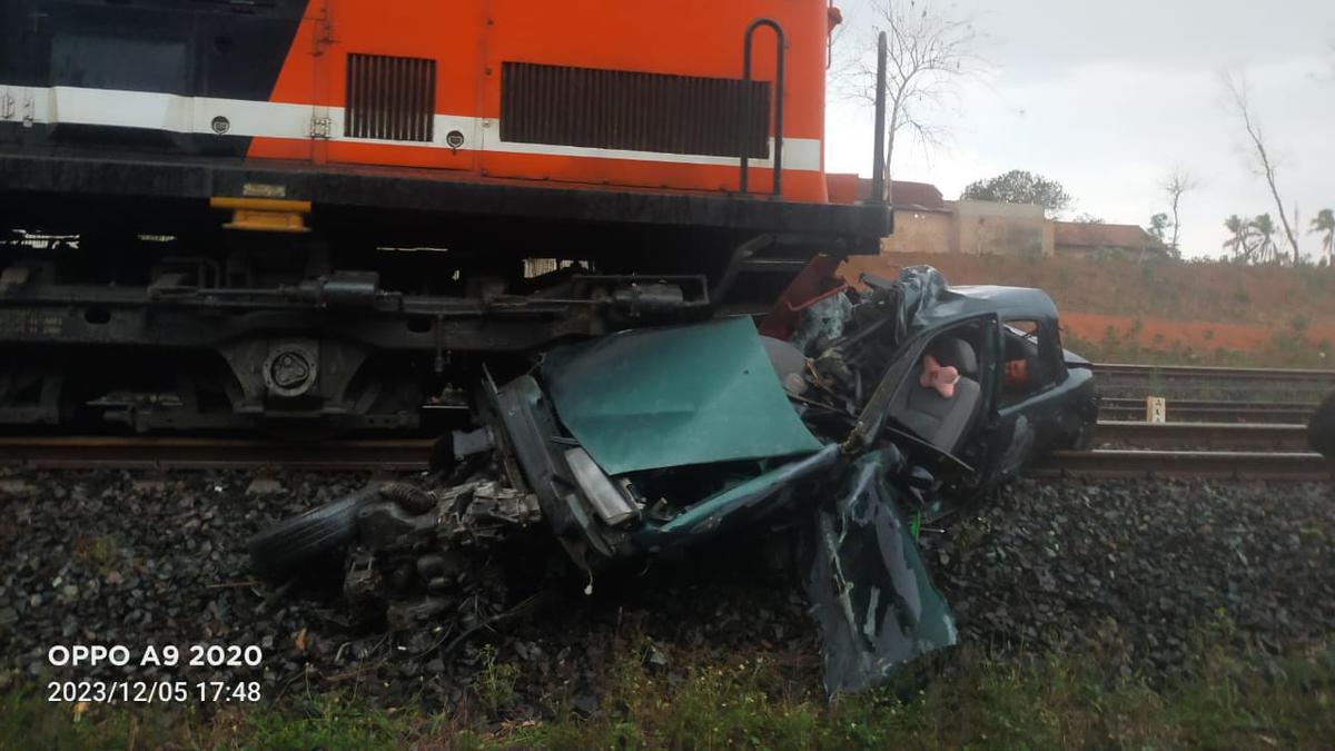 Kereta Api Tabrak Sedan di Lampung, 3 Orang Tewas - Regional Liputan6.com