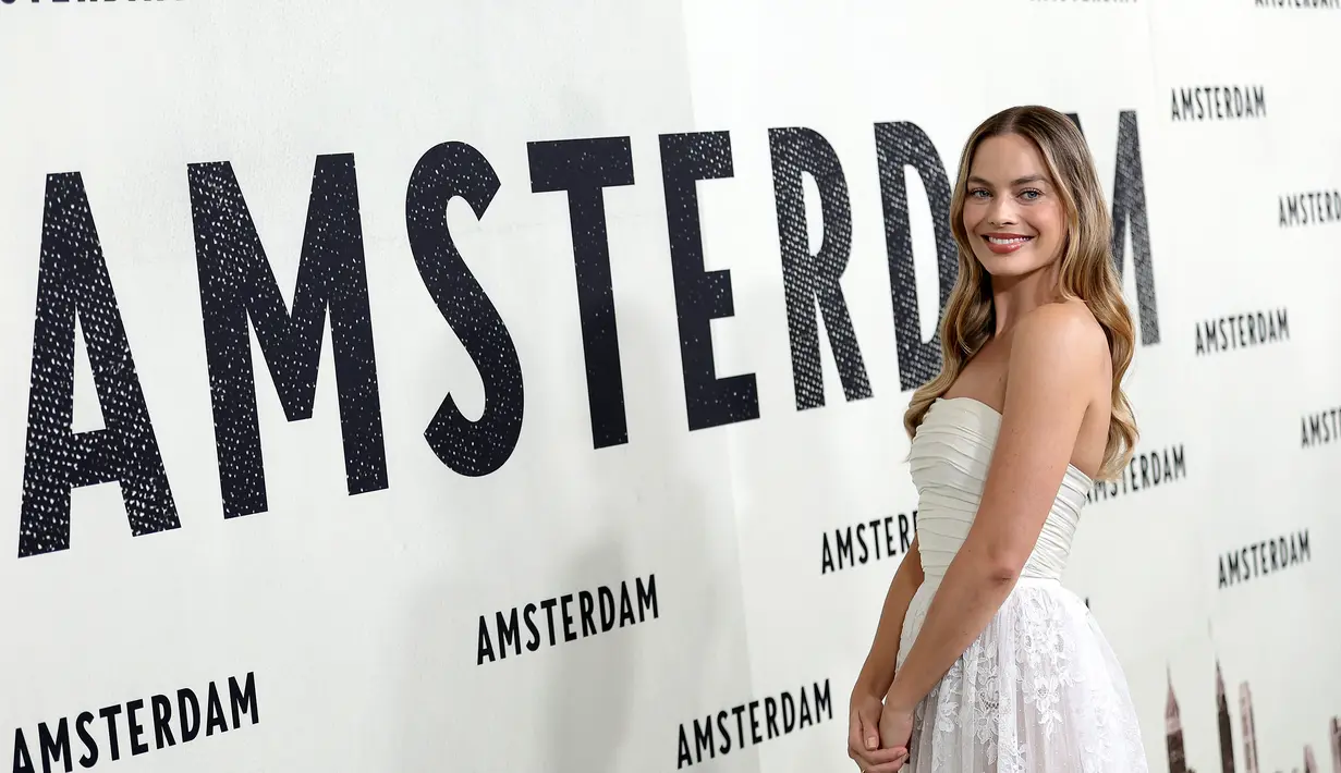 Margot Robbie Tampil Cantik di New York, Memukau dalam Balutan Gaun ...