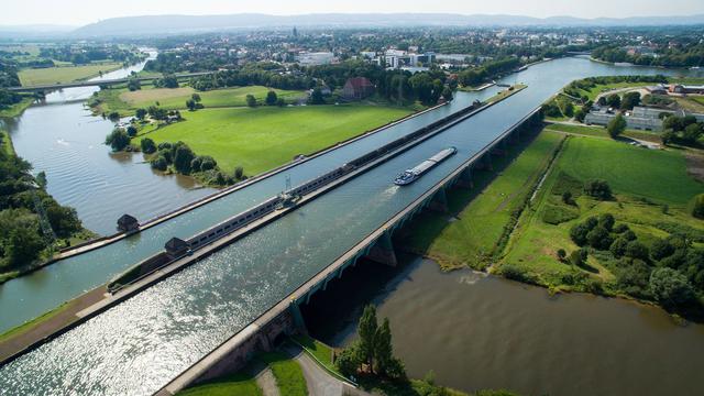 6 Potret Pont Canal Du Sart, Jembatan Penyeberangan Kapal Unik di ...
