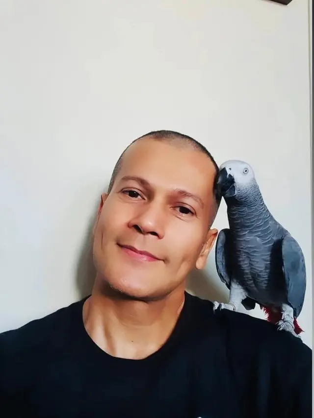 6 Potret Adam Jordan Tampil dengan Gaya Rambut Plontos Ini Makin Awet ...