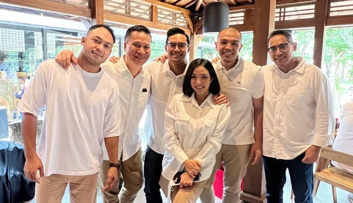 Potret Gisella Anastasia Beri Kejutan Ultah Rino Soedarjo, Pamer Kemesraan - Foto Liputan6.com