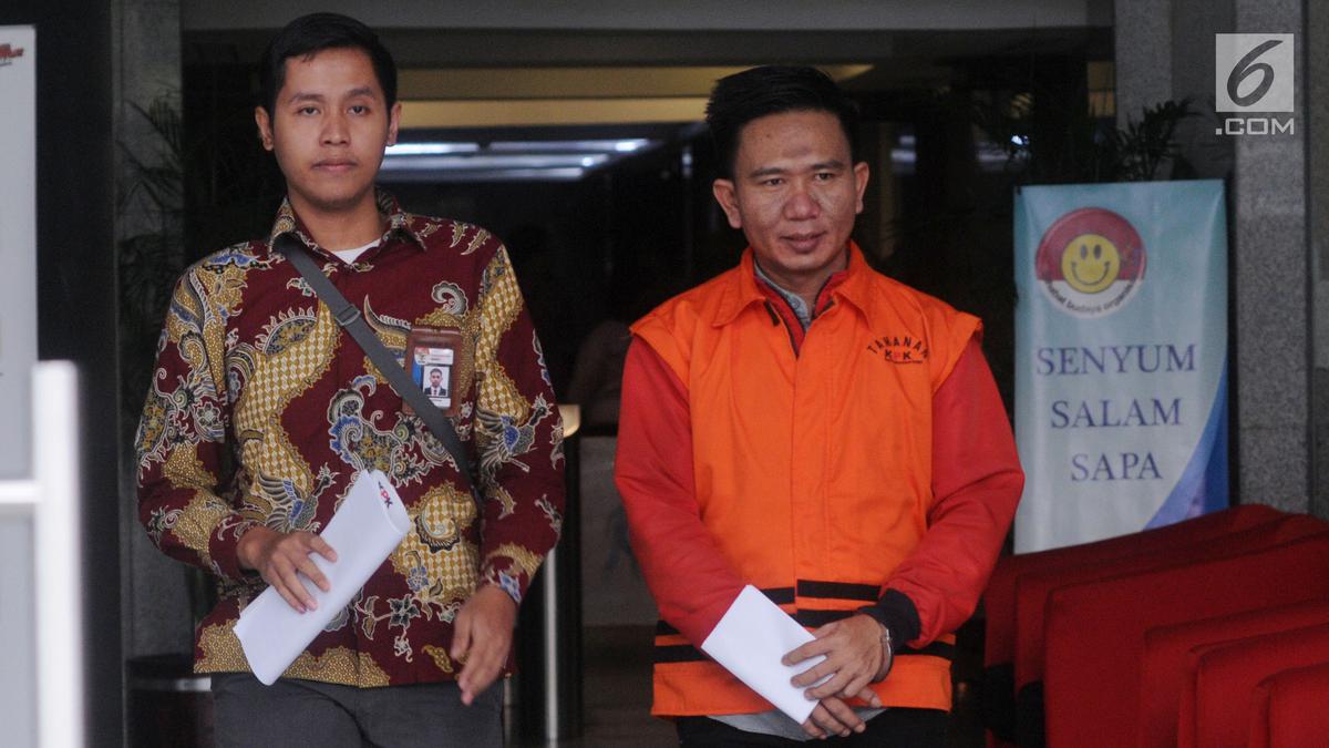 FOTO: Ekspresi Sekretaris Dinas PUPR Mesuji Usai Diperiksa KPK - Foto Liputan6.com