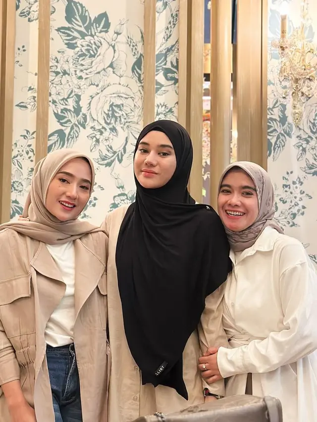 6 Potret Clara Shinta Dapat Nama Baru Setelah Mualaf, Artinya Sangat ...