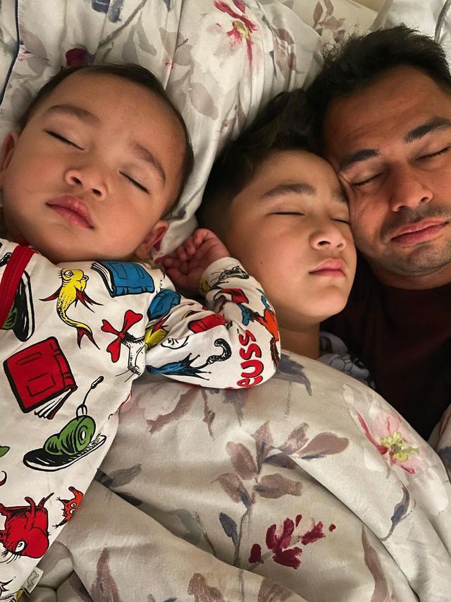 6 Potret Raffi Ahmad-Nagita Slavina Tidur dengan Anak, Sebuah Momen yang Begitu Hangat ...