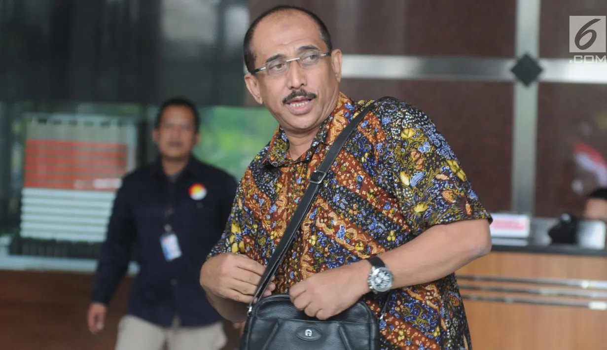 FOTO: Gaya Mantan Anggota DPR Djamal Aziz Attamimi Usai Datangi KPK ...