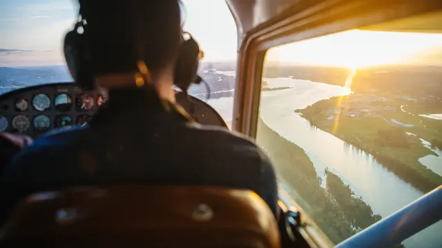 Kamora Freeland Si Pilot Wanita Termuda di New York, Usianya Baru 17 ...