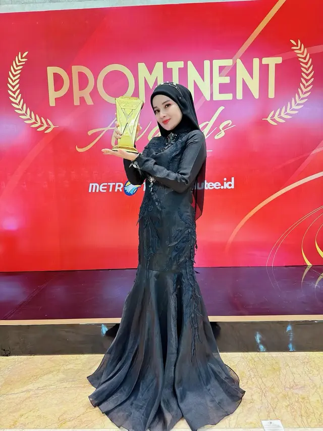Reaksi Influencer Ayu Widyaningrum Usai Menang Prominent Awards 2025 ...