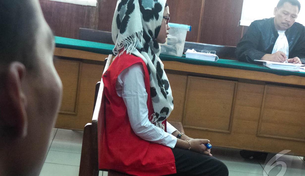 Wajah Kuyu Pembunuh Ade Sarah Saat Sidang Ditunda - Foto Liputan6.com