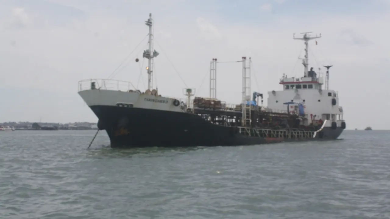 Tanker Penyelundup Minyak Mentah Disergap di Perairan Natuna - Regional ...